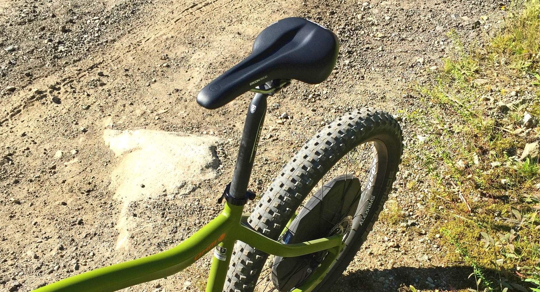 9 Best MTB Saddles Reviewed in Detail (Fall 2025)
